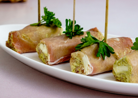 Recept: Hapje van Italiaanse ham met mascarponemengsel en mozzarella ...