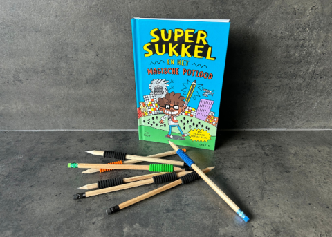 Win | Super sukkel en het magische potlood - Mamagisch
